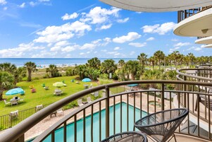 Apartamento Signature em Condomínio Fechado, 1 quarto, acesso à piscina, em frente à praia | Vista da varanda