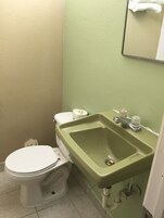 Quarto Standard, 2 quartos, fumadores | Casa de banho | Uma combinação polibã/banheira, artigos de higiene pessoal grátis 