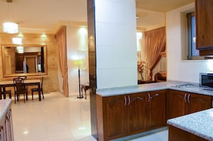 Suite Familiar, 2 quartos | Cozinha privada | Uma cafeteira/bule, um micro-ondas, uma chaleira elétrica