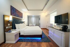 Roupas de cama premium, frigobar, cofres nos quartos, escrivaninha