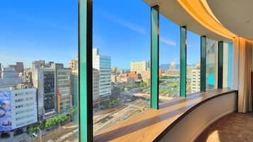 Quarto Duplo ou Twin Deluxe, Vista para a cidade | Edredões de penas, cofre no quarto, secretária, ferro/tábua de engomar