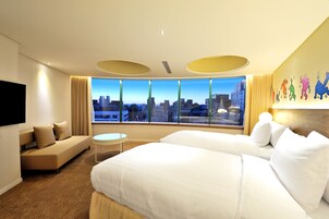 Quarto casal ou duplo luxo, vista para a cidade | Edredons de pluma, cofres nos quartos, escrivaninha