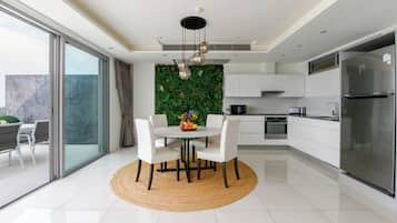 Apartamento Deluxe | Cozinha privada | Um frigorífico, um micro-ondas, um forno, uma placa de cozinha