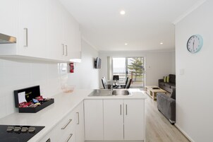 Geladeira grande, micro-ondas, fogão, cooktop