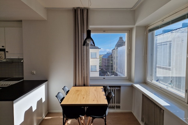 Apartamento Básico | Cozinha privada | Um frigorífico/congelador grande, um micro-ondas, uma placa de cozinha
