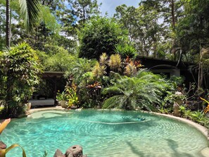 Piscina externa, guarda-sóis, espreguiçadeiras