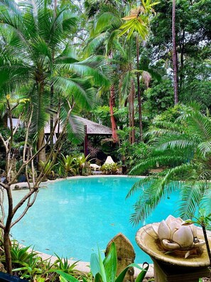 Piscina externa, guarda-sóis, espreguiçadeiras