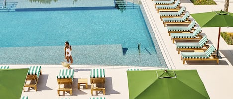 Piscina externa, barracas de cortesia, espreguiçadeiras