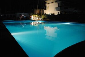 Piscina exterior sazonal, guarda-sóis, espreguiçadeiras 