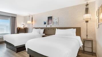 Cofres nos quartos, escrivaninha, cortinas blackout