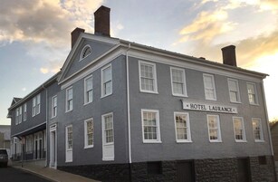 Fachada da propriedade à noite