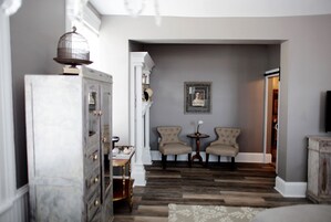 Quarto luxo, 1 cama King | Área de estar | TV