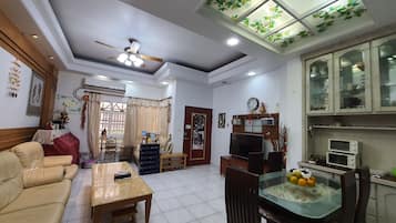 Vila família (Holiday Home, 5 Rooms) | Área de estar | TV de tela plana 32 polegadas com canais a cabo, TV