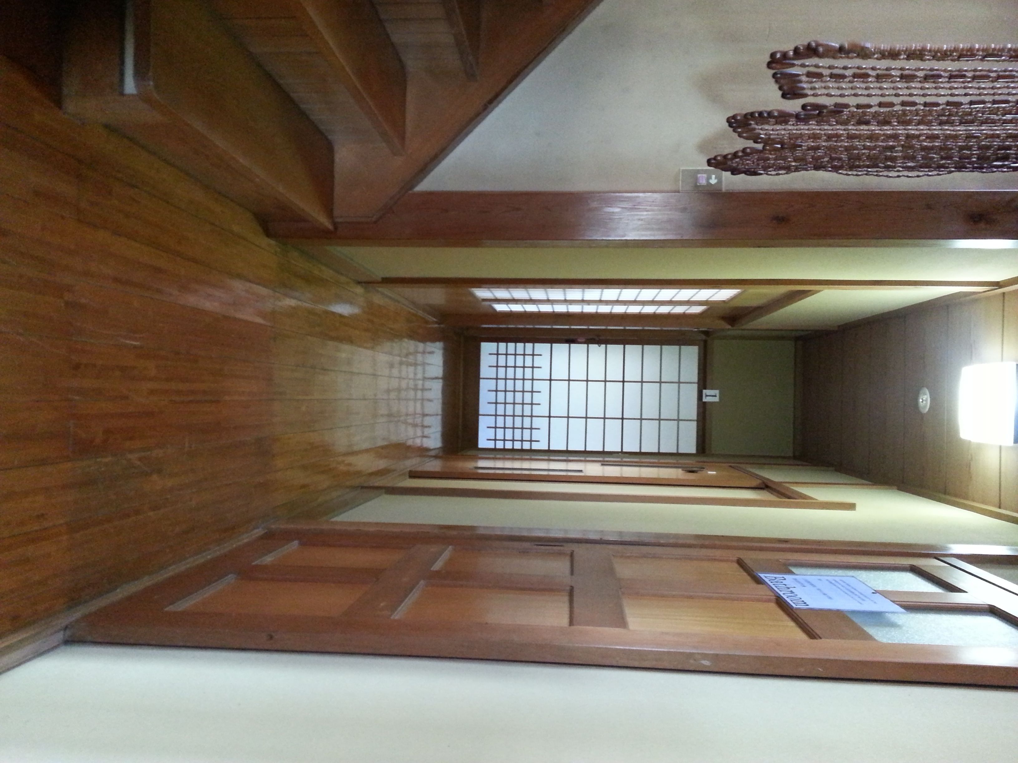 Um quarto japonês tradicional com tatames, portas deslizantes e um painel shoji.