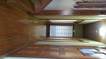 Um quarto japonês tradicional com tatames, portas deslizantes e um painel shoji.