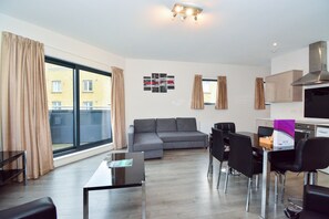 Apartamento conforto, 2 quartos, terraço | Área de estar | TV de tela plana