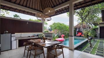 Villa, 3 quartos, piscina privativa | Cozinha privada | Um frigorífico/congelador grande, um micro-ondas, uma placa de cozinha