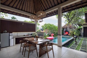 Villa, 3 quartos, piscina privativa | Cozinha privada | Um frigorífico/congelador grande, um micro-ondas, uma placa de cozinha
