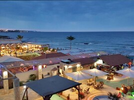 Piscina externa, guarda-sóis, espreguiçadeiras