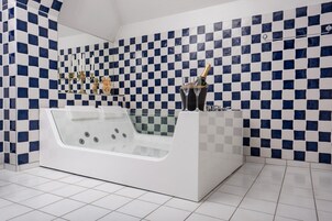 Suite | Casa de banho | Um secador de cabelo (mediante pedido), toalhas fornecidas