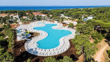 9 piscinas exteriores, guarda-sóis, espreguiçadeiras 
