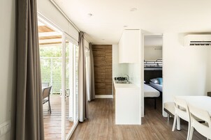 Superior Two-Bedroom Camping Home 4+2 | Sala de estar | TV de ecrã plano 