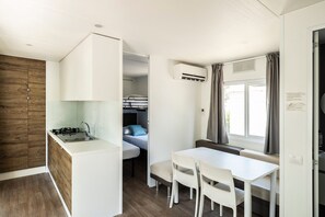 Superior Two-Bedroom Camping Home 4+2 | Cozinha privada | Geladeira grande, micro-ondas, cooktop, cafeteira/chaleira