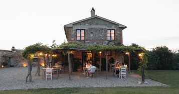 Almoços e jantares servidos, incluindo cozinha local 