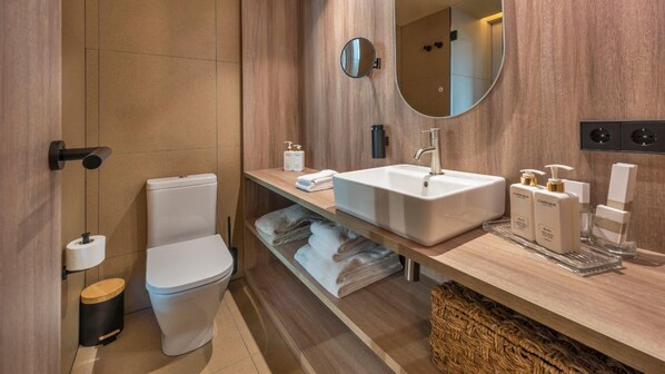 Casa de banho | Uma combinação polibã/banheira, artigos de higiene pessoal grátis 