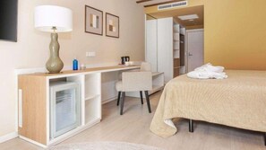 Minibar, secretária, cortinas/cortinados opacos, Wi-fi grátis 