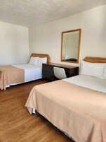 Quarto, 2 camas de casal, não fumadores | Cortinas/cortinados opacos, Wi-fi grátis, roupa de cama fornecida 