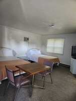 Quarto, 2 camas de casal, não fumadores | Cortinas/cortinados opacos, Wi-fi grátis, roupa de cama fornecida 