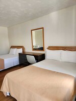 Quarto, 2 camas de casal, não fumadores | Cortinas/cortinados opacos, Wi-fi grátis, roupa de cama fornecida 