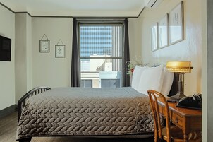 Quarto, casa de banho privativa (Full Bed & Ensuite Bathroom) | Cortinas/cortinados opacos, ferro/tábua de engomar, Wi-fi grátis 