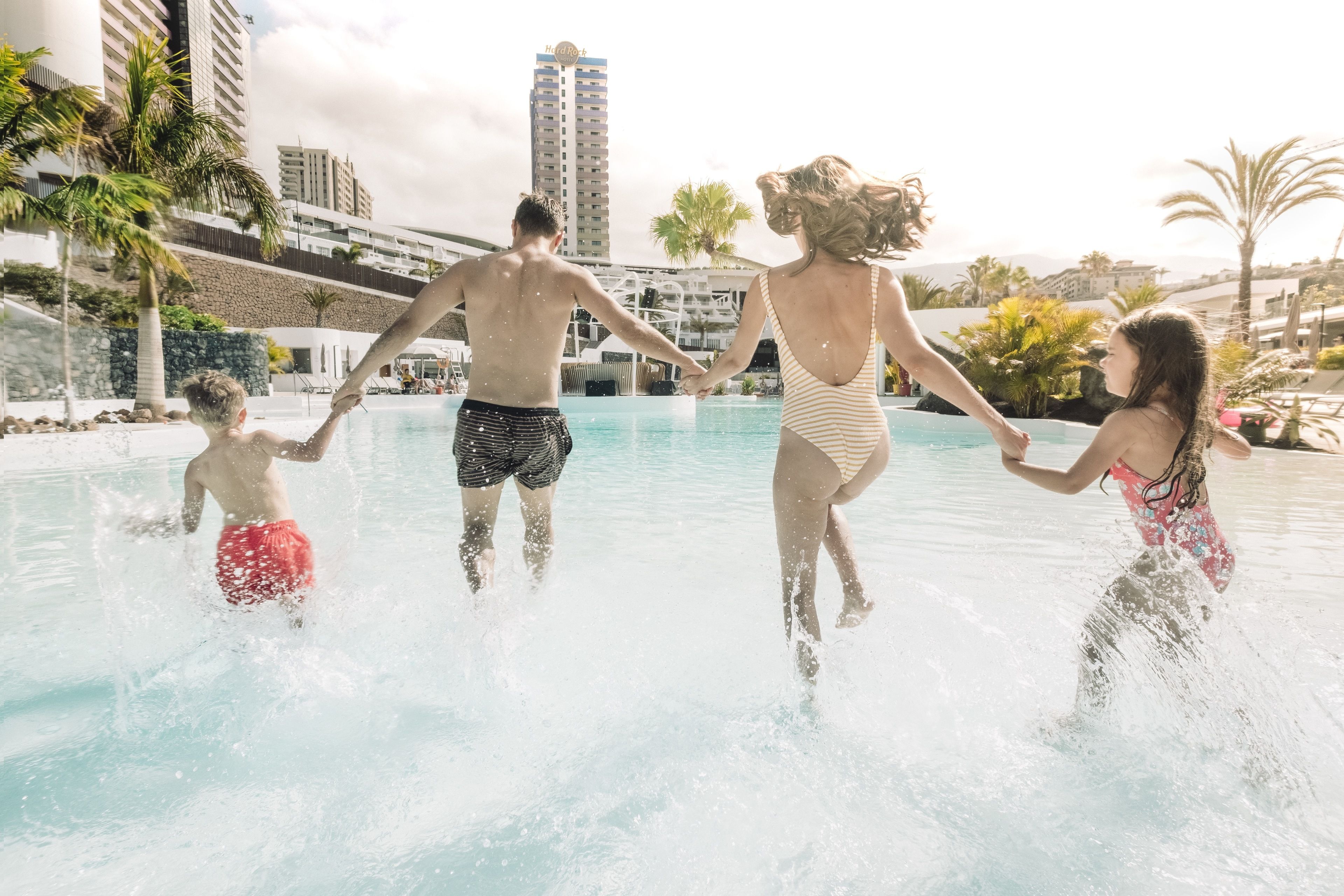 4 piscinas externas, guarda-sóis, espreguiçadeiras