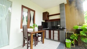 Quarto luxo | Cozinha privada | Geladeira, cooktop, talheres/pratos/utensílios de cozinha