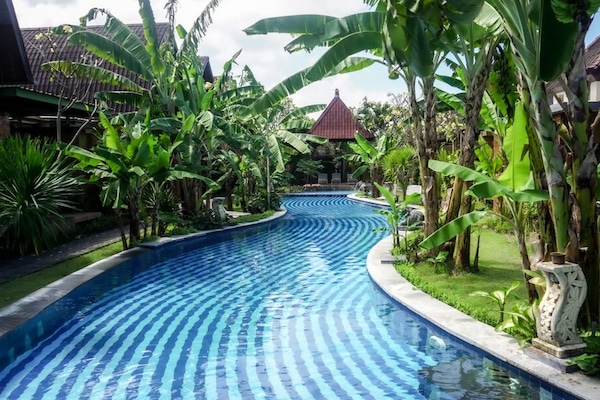 Piscina exterior, espreguiçadeiras