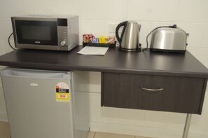 Um frigorífico, uma cafeteira/bule 