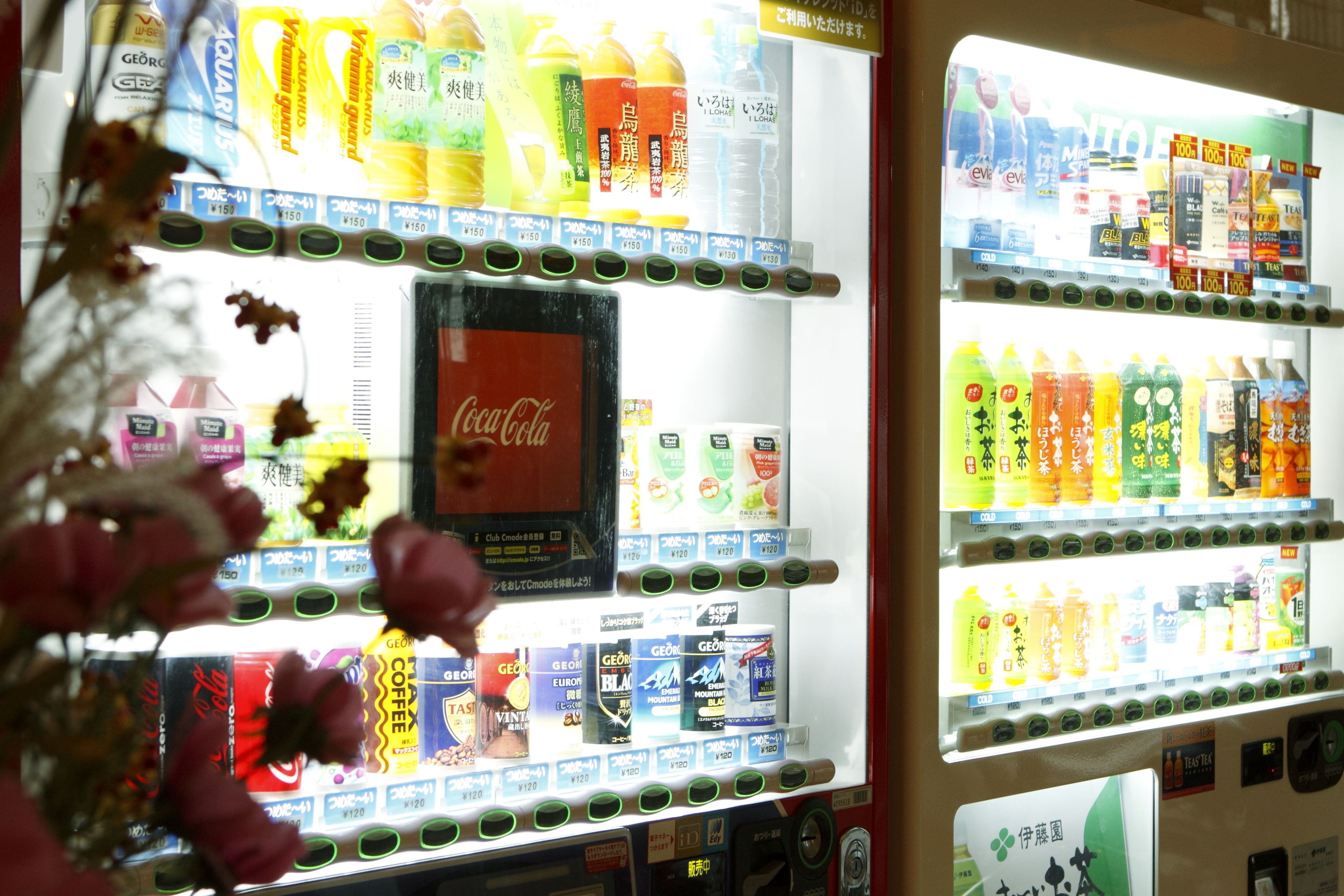 Máquina de vendas com diversas bebidas e petiscos.