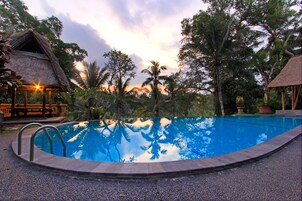 Piscina externa, funciona das 8h às 20h, guarda-sóis, espreguiçadeiras