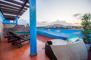 Terraço com espreguiçadeiras