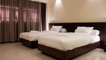 Quarto duplo superior | Escrivaninha, camas extras/dobráveis (sobretaxa), Wi-Fi de cortesia