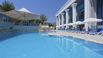 Piscina externa sazonal, guarda-sóis, espreguiçadeiras