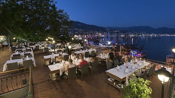 2 restaurantes: opção de café da manhã, almoço e jantar