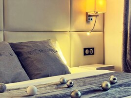 Quarto casal standard | Escrivaninha, quartos à prova de som, berços grátis, Wi-Fi de cortesia