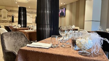 Pequenos-almoços, almoços, jantares servidos, cozinha francesa