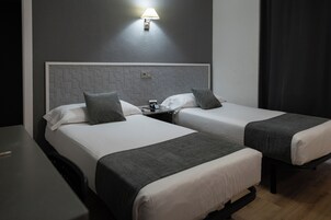 Quarto triplo | Cortinas blackout, Wi-Fi de cortesia, roupa de cama