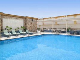 Piscina externa, funciona das 6h às 17h, guarda-sóis, espreguiçadeiras
