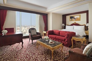 Suite Royal | Cofre no quarto, secretária 