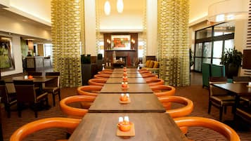 Café da manhã, almoço e jantar; culinária americana